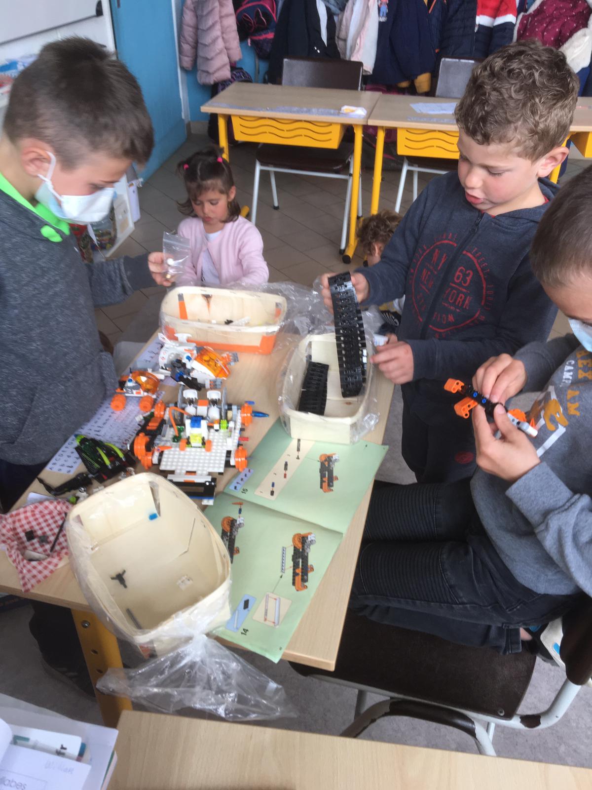 On construit des robots à l'école ! - Ensemble Scolaire Privé Vincent ...